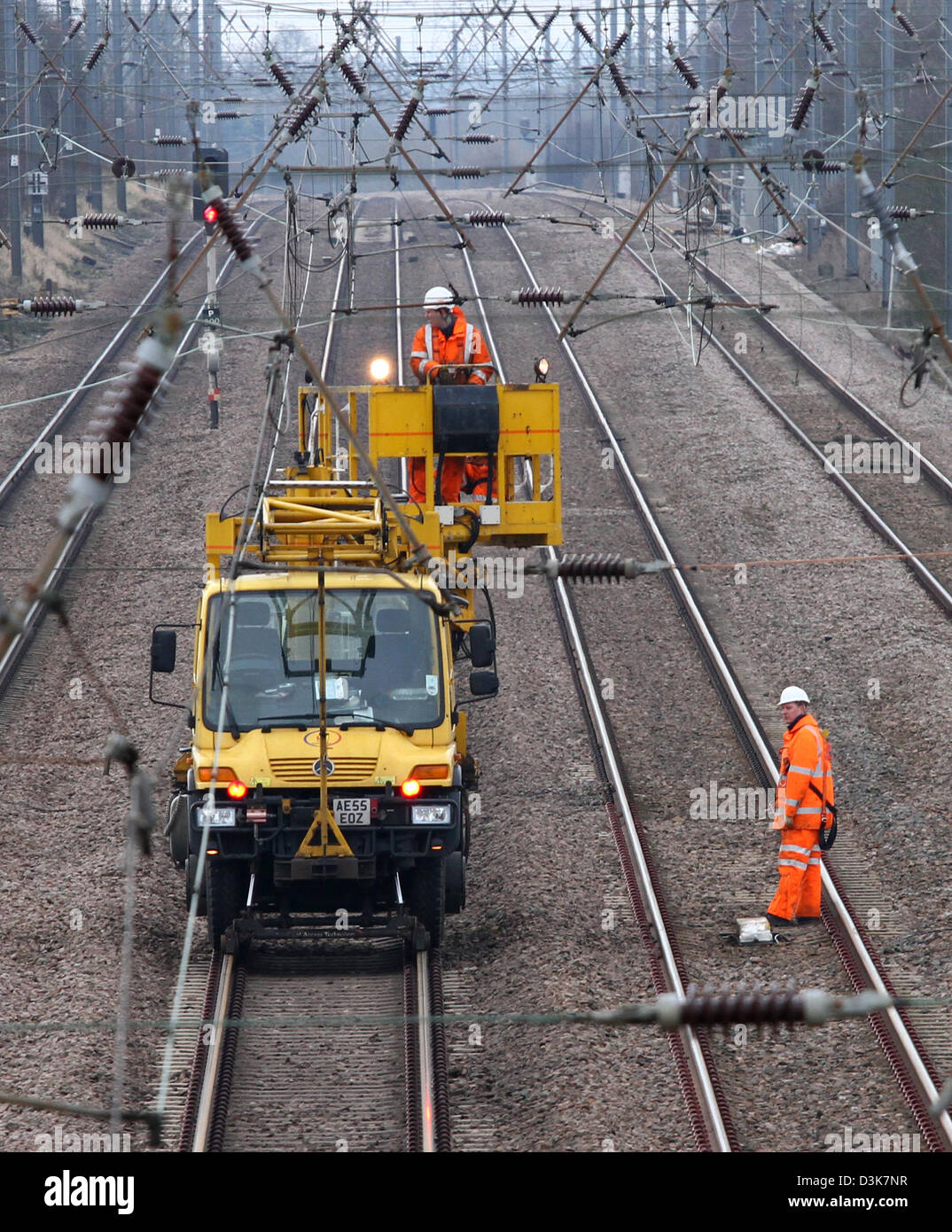Overhead cables east coast mainline hi-res stock photography and images ...