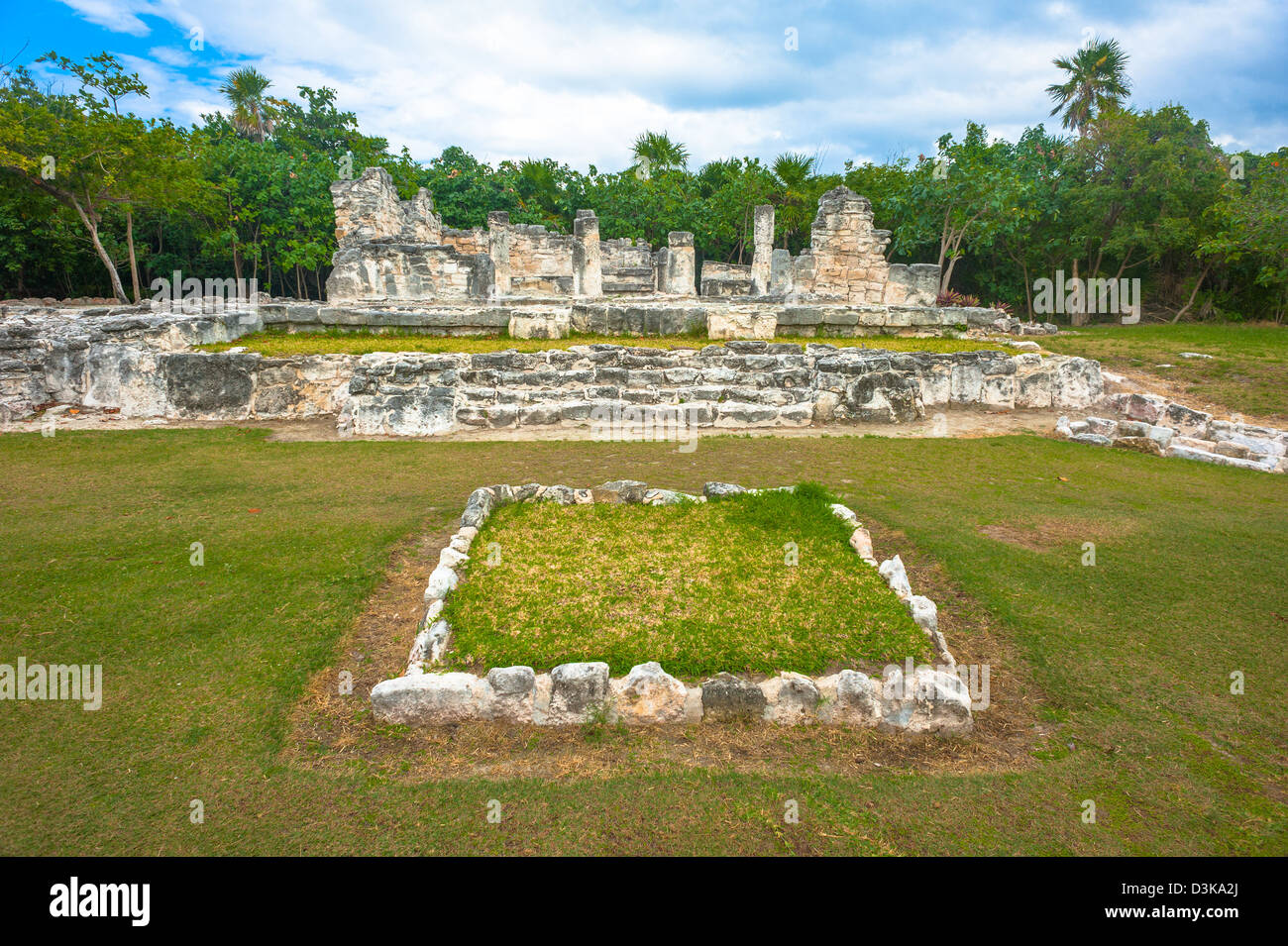 Ruins in El Rey archaeological site in Cancun, Mexico Stock Photo - Alamy