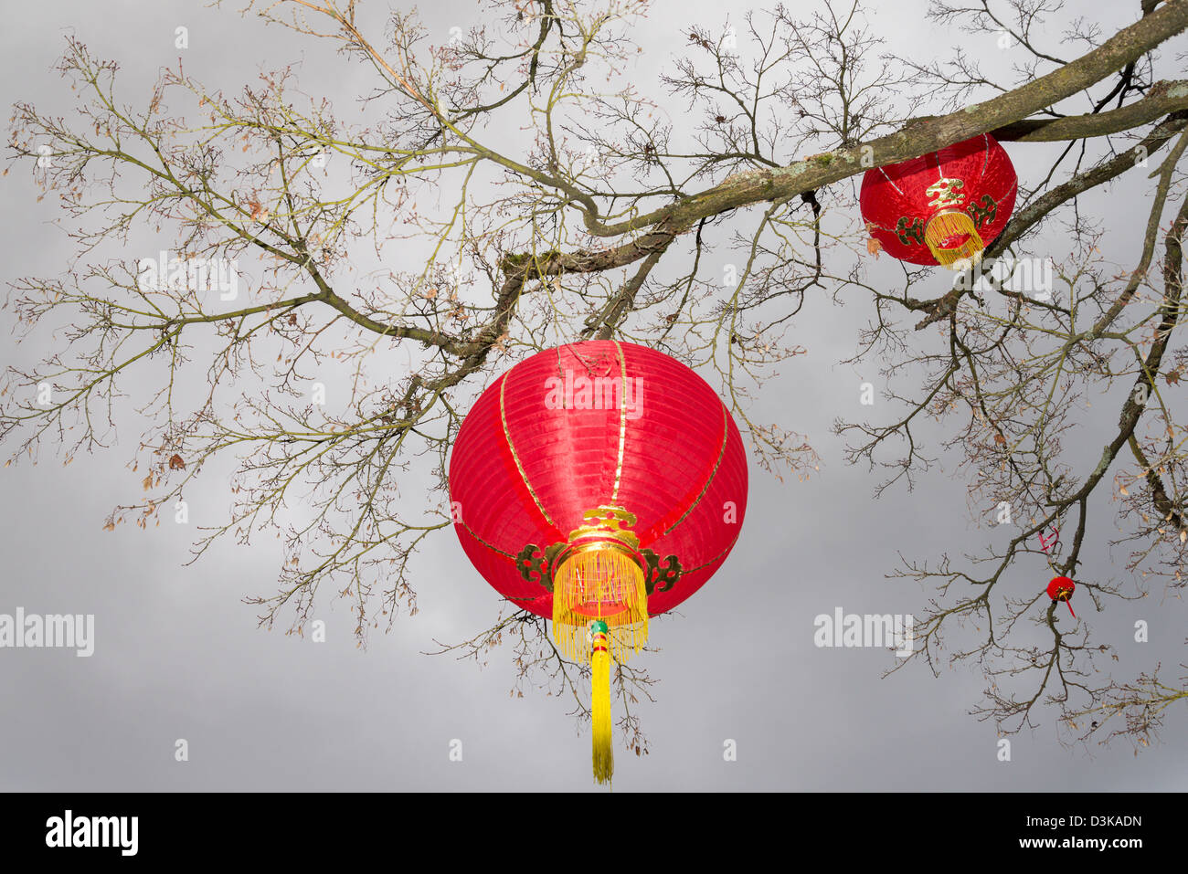 Red chinese lanterns hi-res stock photography and images - Alamy