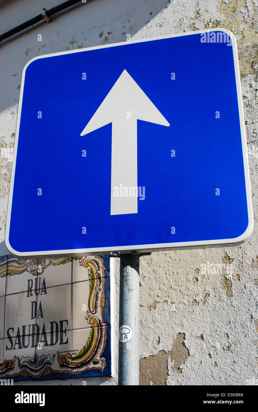 Large blue arrow hi-res stock photography and images - Alamy