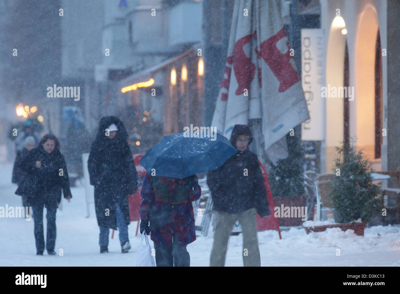 Berlin, Germany, passers-by snowfall in the Knesebeckstrasse Stock ...