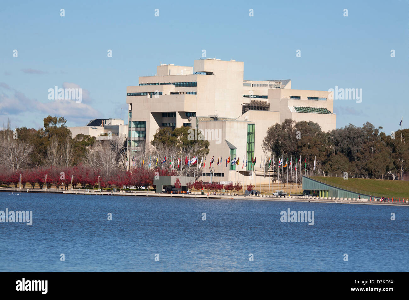 The High Court of Australia building on the shores of Lake Burley ...