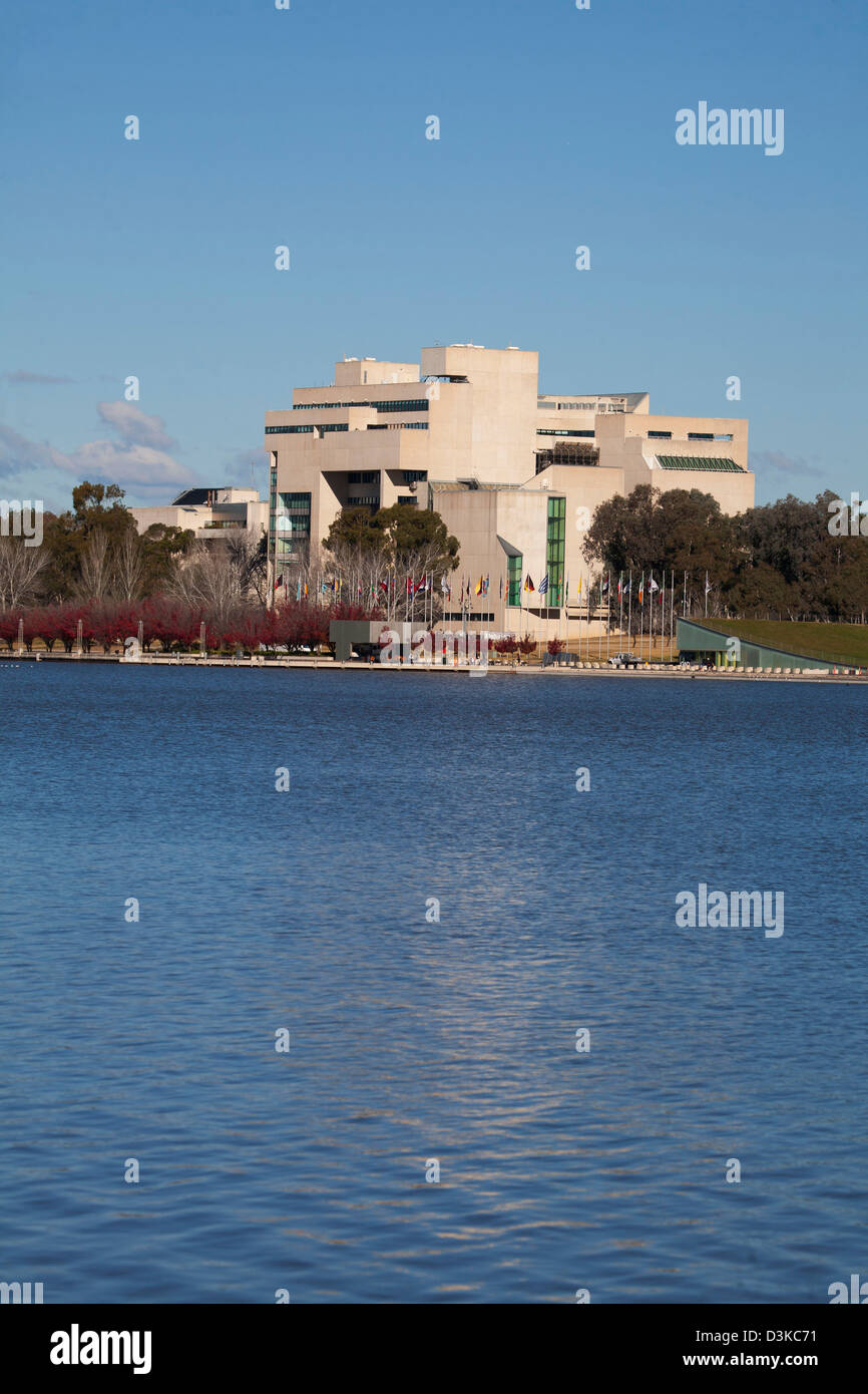 The High Court of Australia building on the shores of Lake Burley ...