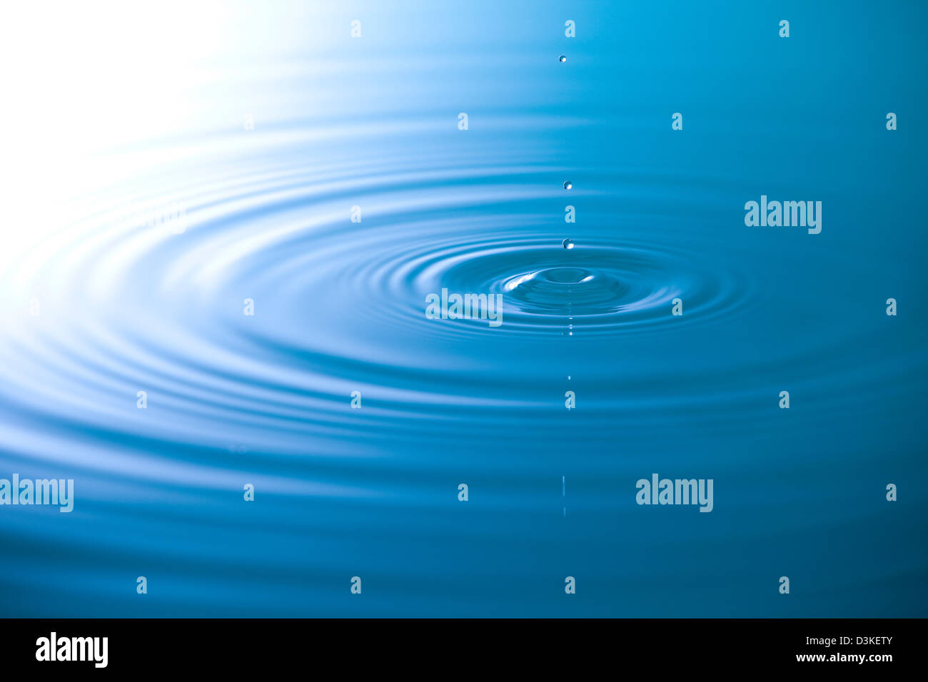 Spreading ripples hi-res stock photography and images - Alamy