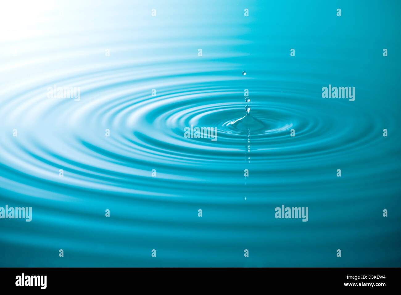 Spreading ripples hi-res stock photography and images - Alamy
