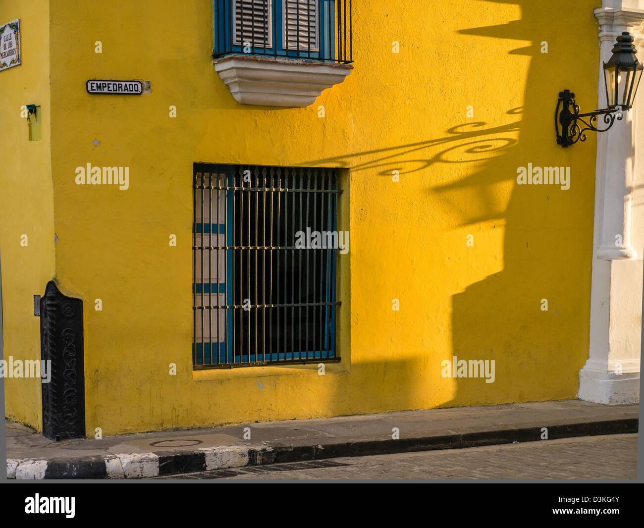 Yellow spanish colonial building hi-res stock photography and images ...