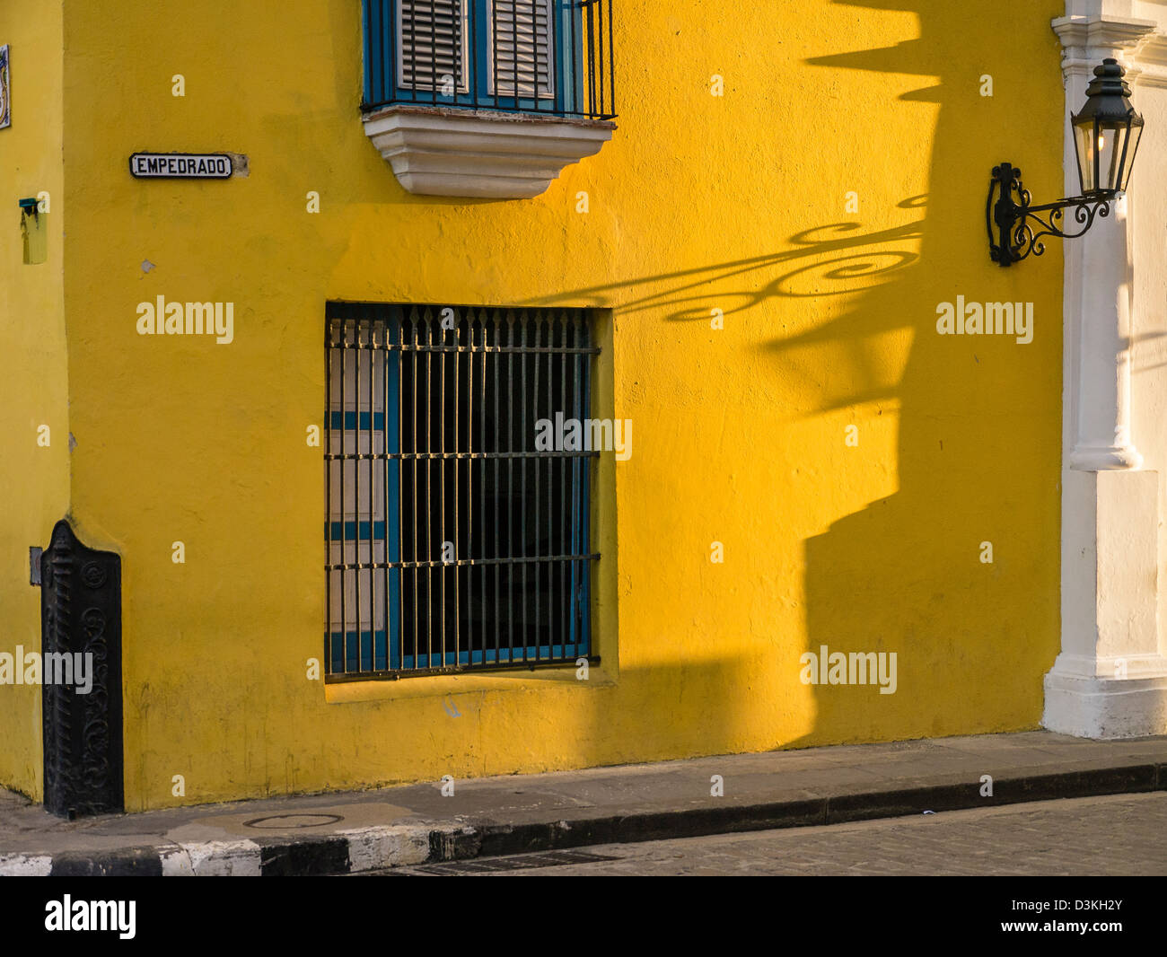 Yellow spanish colonial building hi-res stock photography and images ...