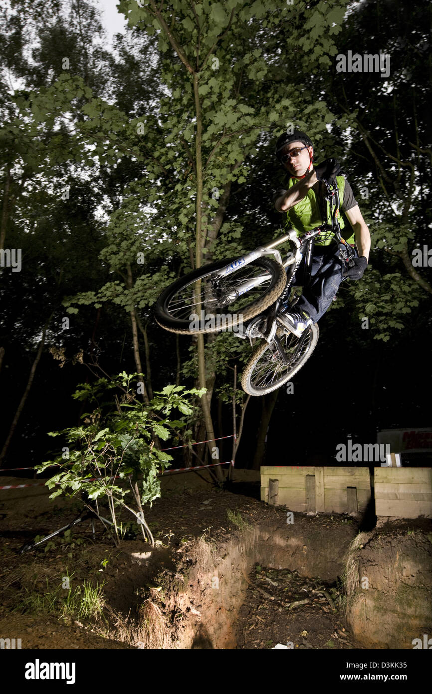 Mountain bike stunts hi-res stock photography and images - Alamy