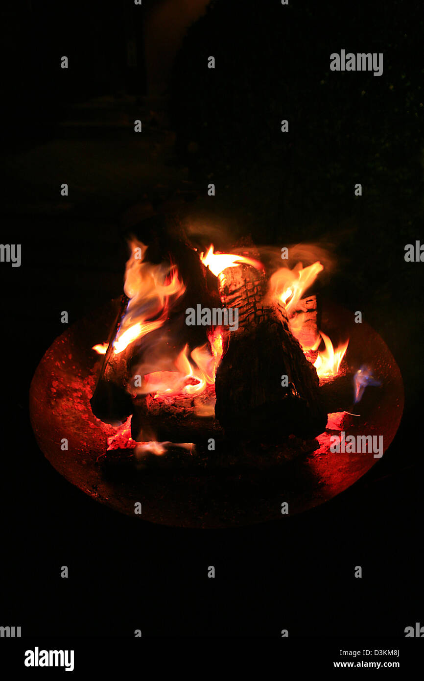 Fire, logs burning bright red, black background Stock Photo - Alamy