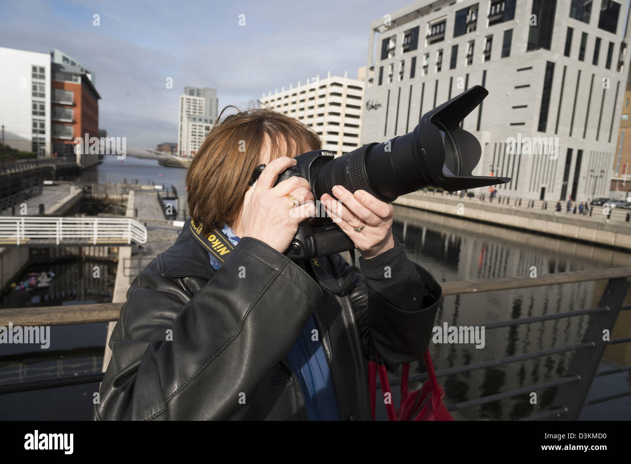 Lady photographer with camera Stock Photo - Alamy