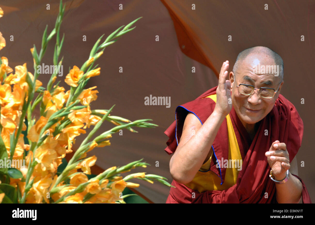 (dpa) - The Dalai Lama bids farewell waving to the audience in ...
