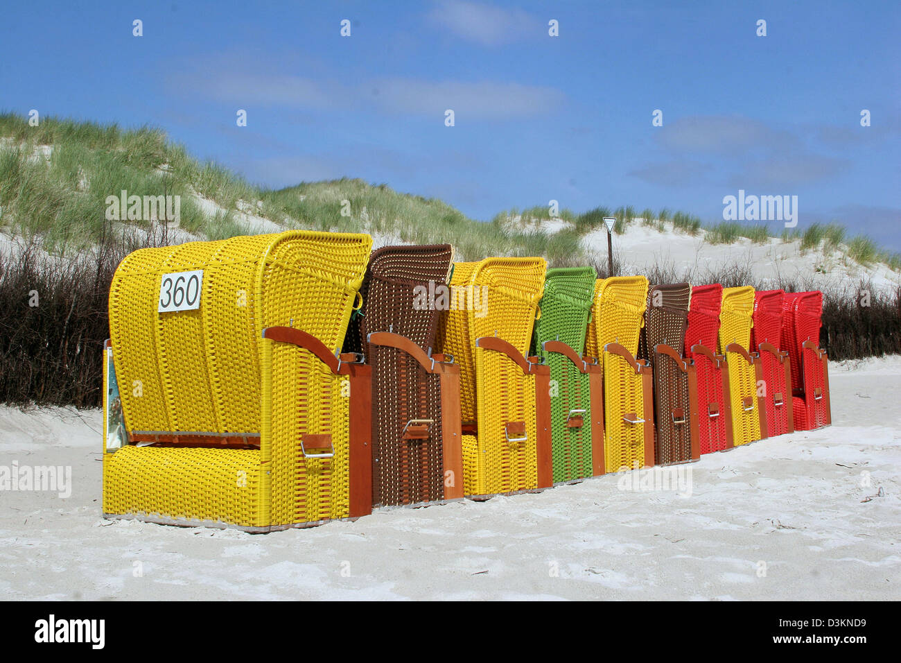 (dpa) - The picture shows roofed wicker beach chairs on a dune at ...