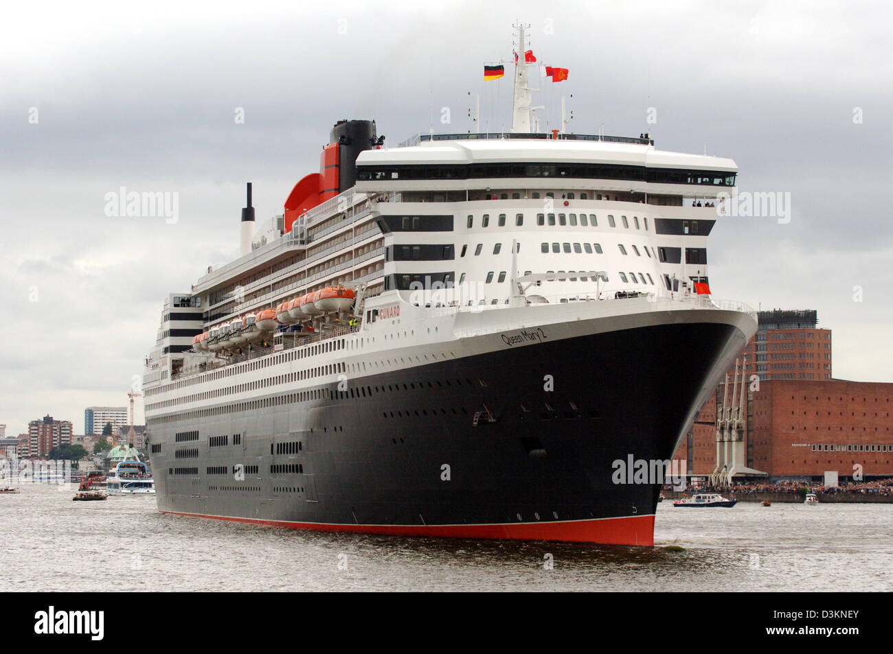 The picture shows the world's largest ocean liner 'Queen Mary 2' about ...