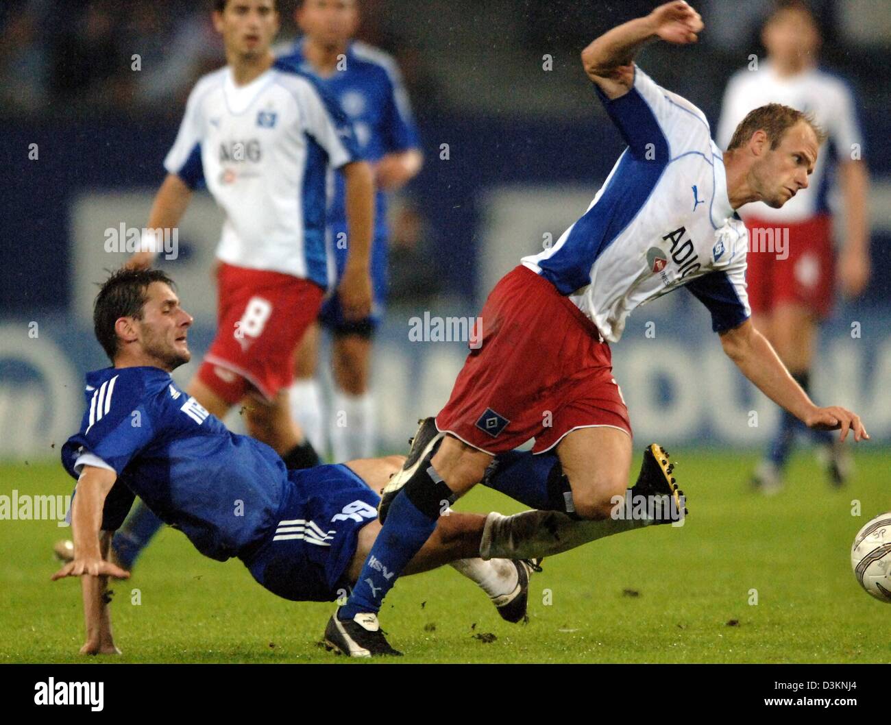 (dpa) - Hamburg's player David Jarolim (R) and Peter Babic of Czech ...