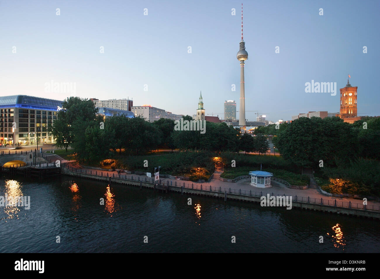 (dpa) - The picture shows the new Radisson SAS hotel (L), St Mary, the ...