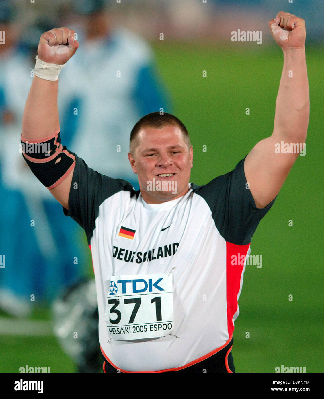 (dpa) - German athlete Ralf Bartels celebrates after winning the bronze ...