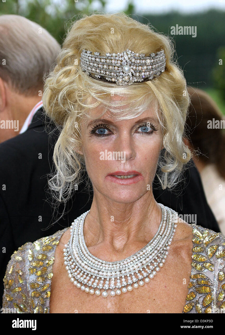 (dpa) - Gunilla Countess of Bismarck looks curious at the wedding ...
