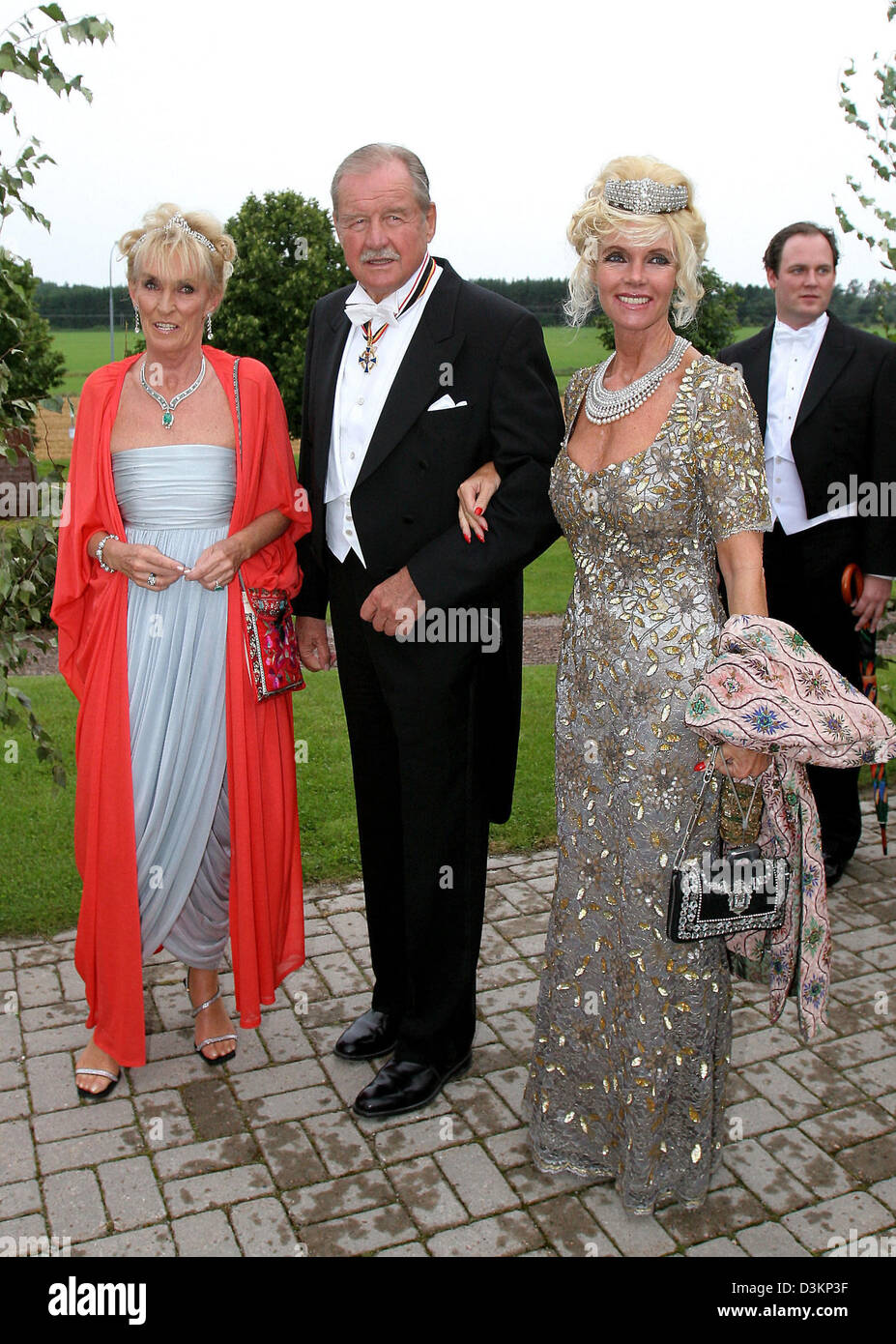 (dpa) - Ferdinand Count of Bismarck (2nd from L), his wife Countess ...