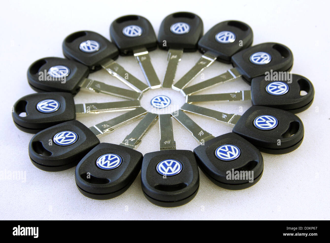(dpa) - Brand new ignition keys lie arranged to a circle in the ...