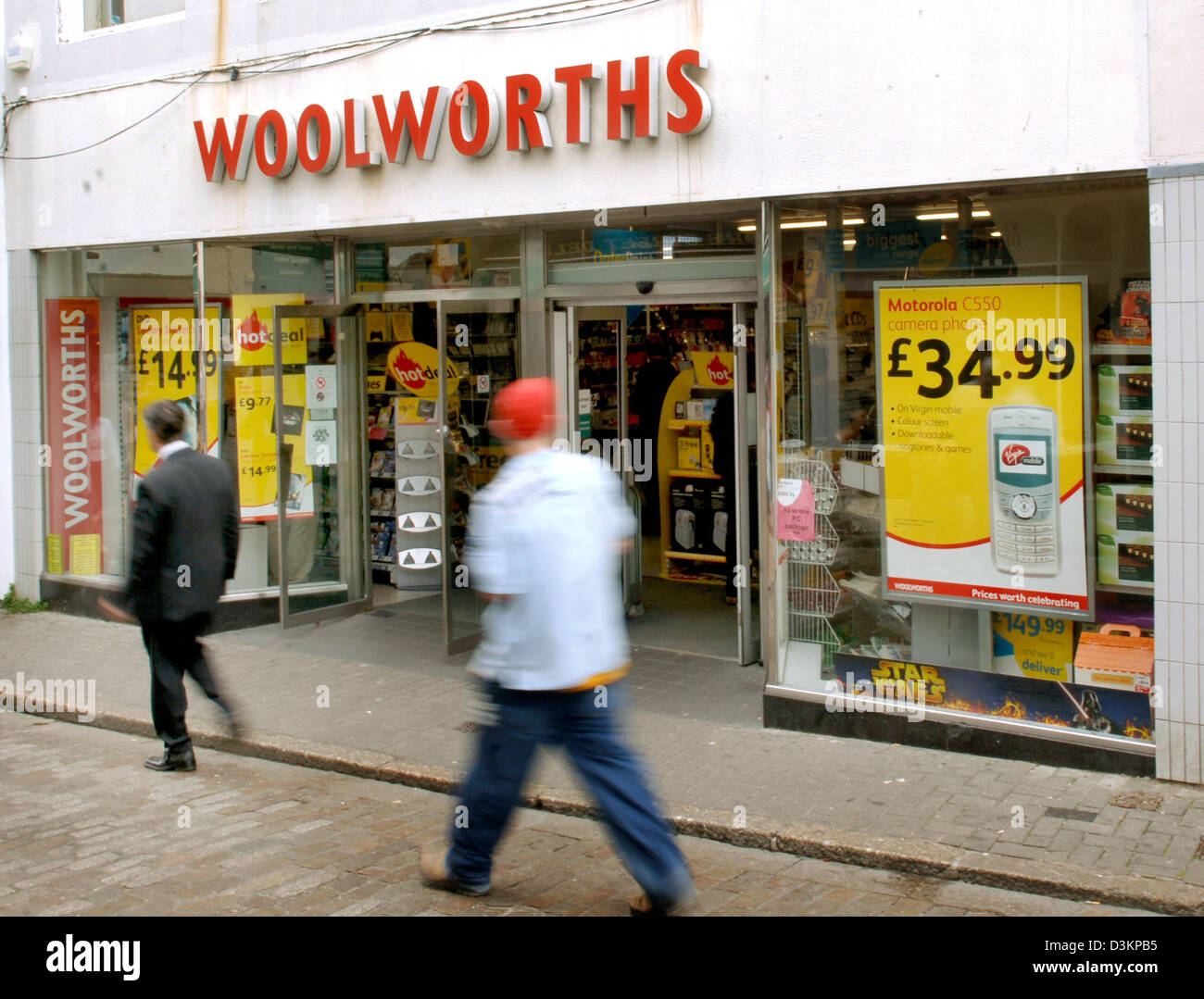 (dpa) - The picture shows the Woolworths store in St. Yves, England, 3 ...