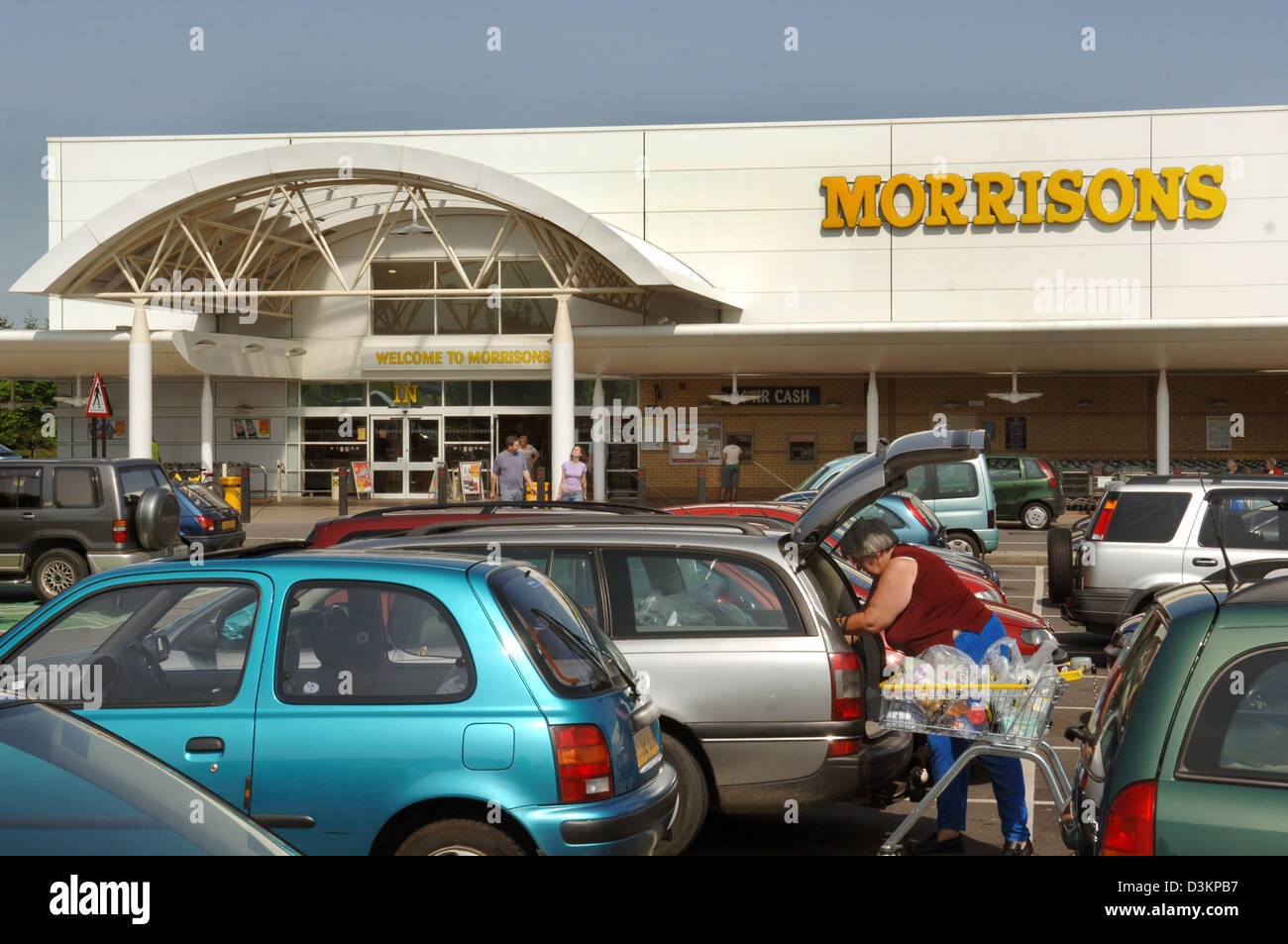 (dpa) - The picture shows the parking lot in front of a Morrisons ...