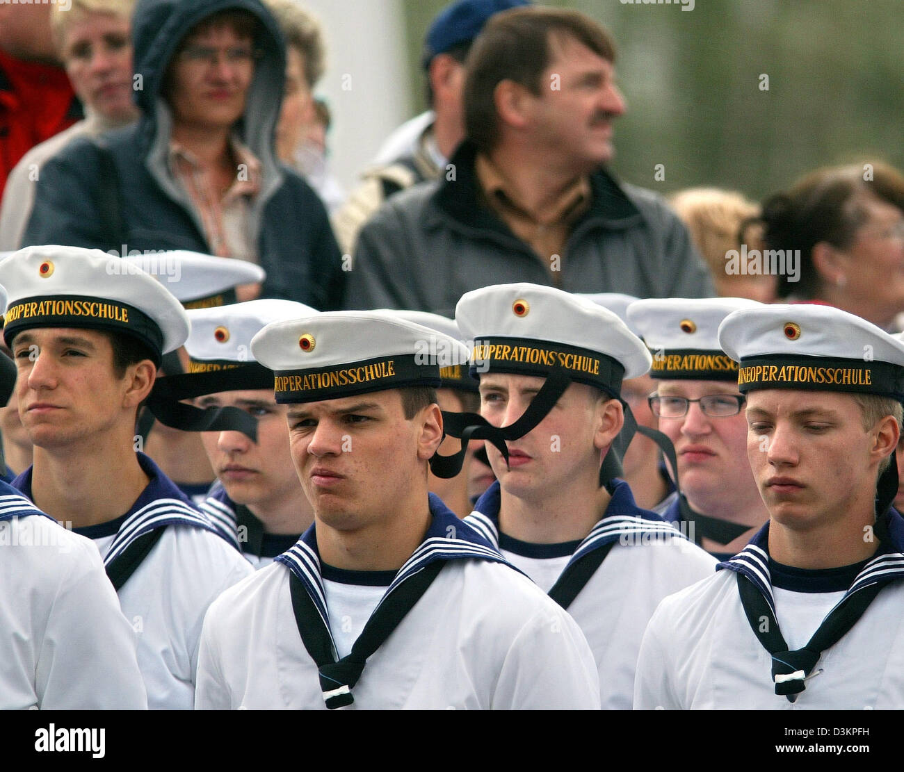 (dpa) - The picture shows 290 marines pledge allegiance to the German ...
