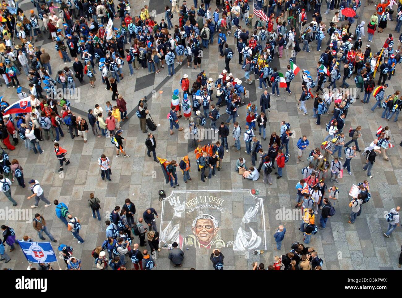 (dpa) - Pilgrims of the 20th World Youth Day surround a large drawing ...