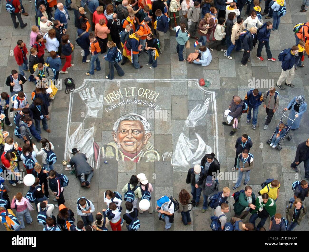 (dpa) - Pilgrims of the 20th World Youth Day surround a large drawing ...