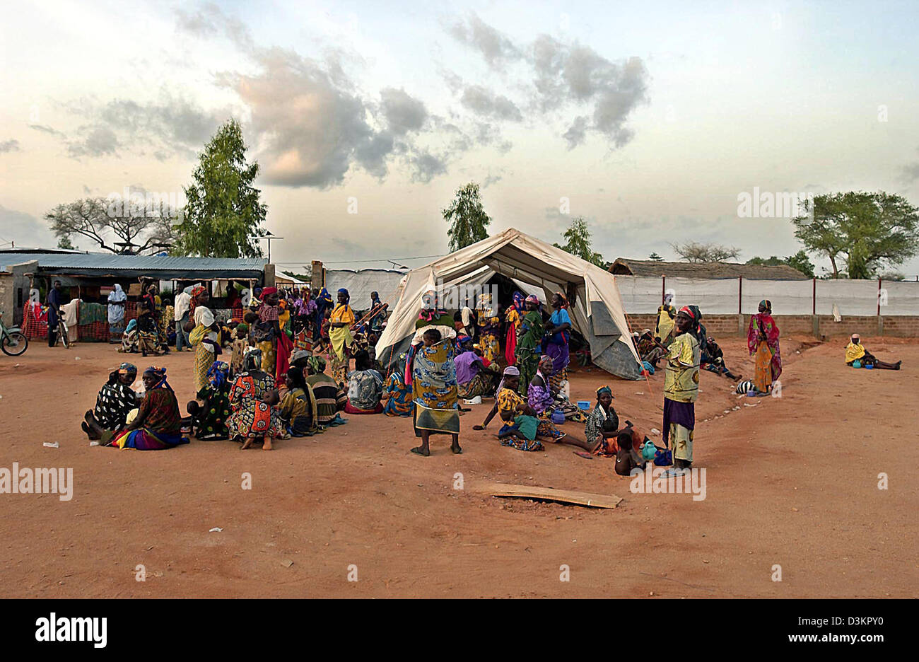 Disasters accidents dis famine drought tent waiting aid hunger niger hi ...