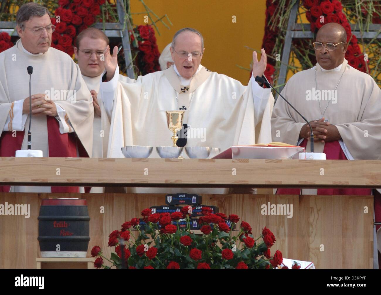 (dpa) - Cardinal Joachim Meisner (C) talks to the pilgrims at one of ...