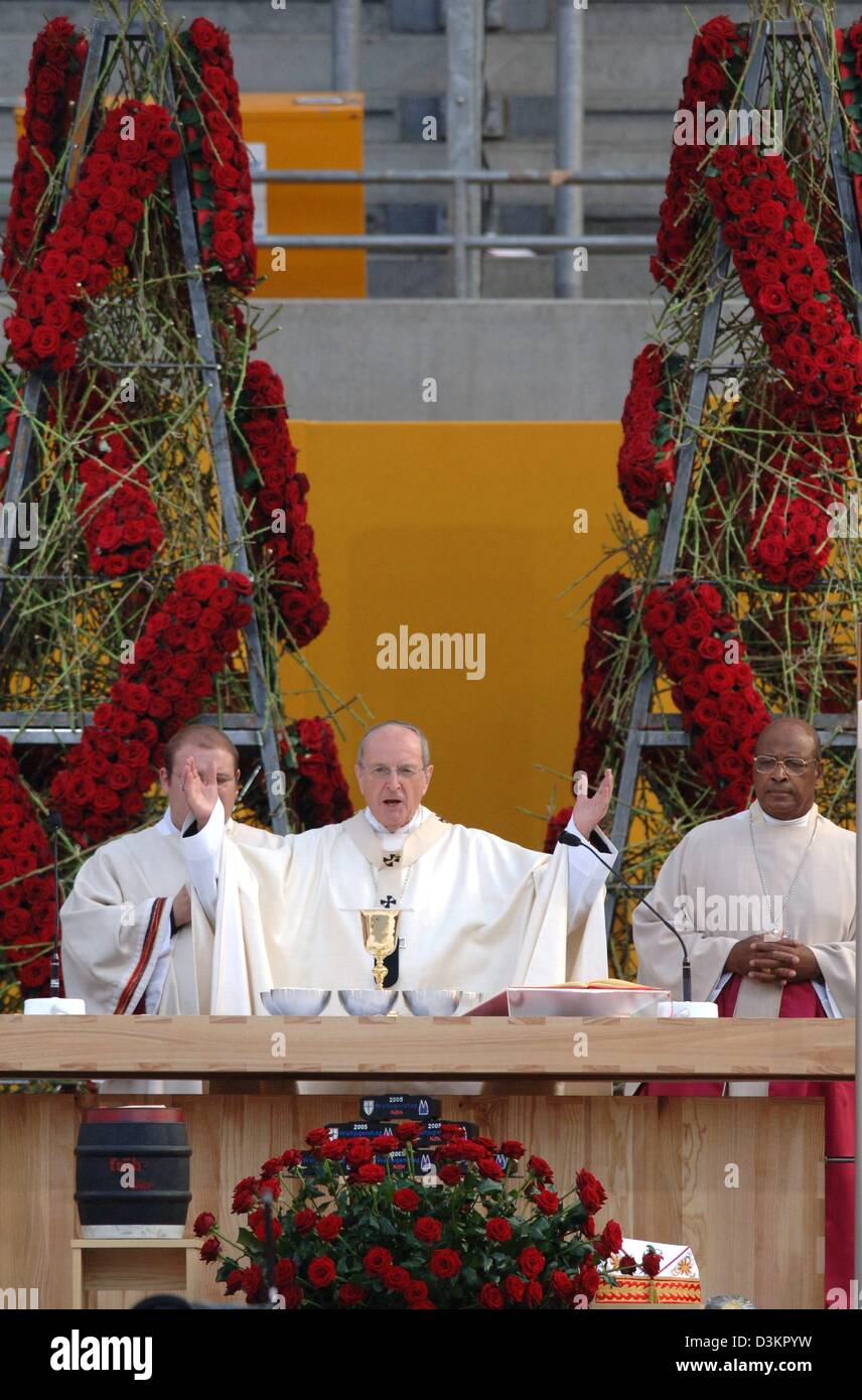 (dpa) - Cardinal Joachim Meisner (C) talks to the pilgrims at one of ...