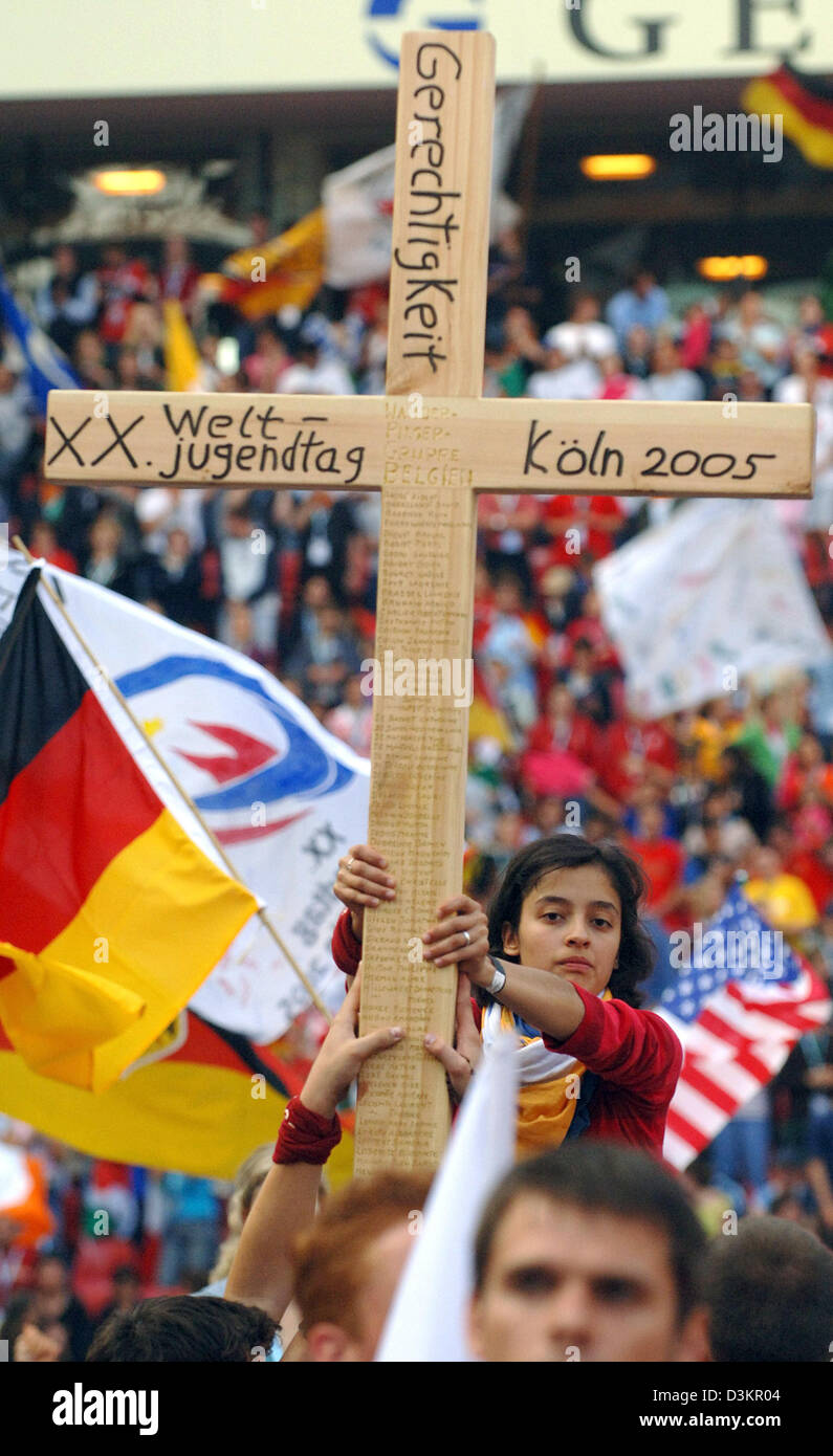 Youth carrying world youth day cross hi-res stock photography and ...