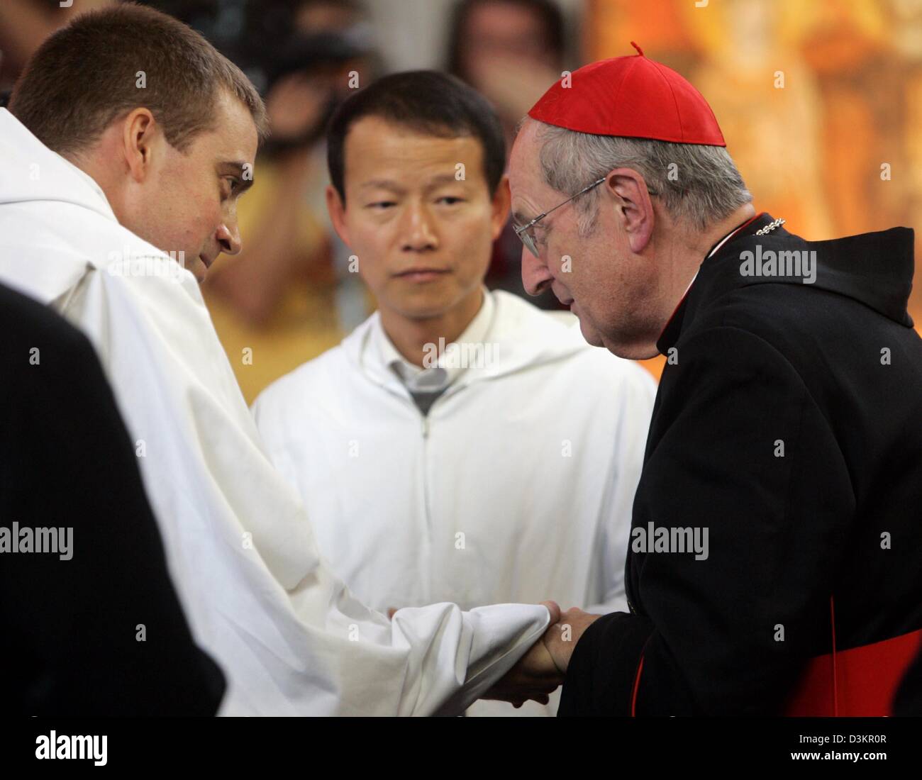 (dpa) - Cologne's archbishop Cardinal Joachim Meisner (R) shakes hands ...