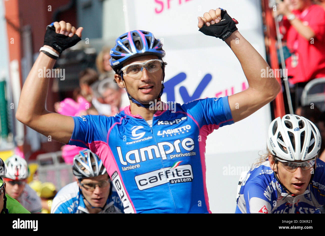 (dpa) - Italian cyclist Daniele Bennati of Team Lampre-Caffita cheers ...