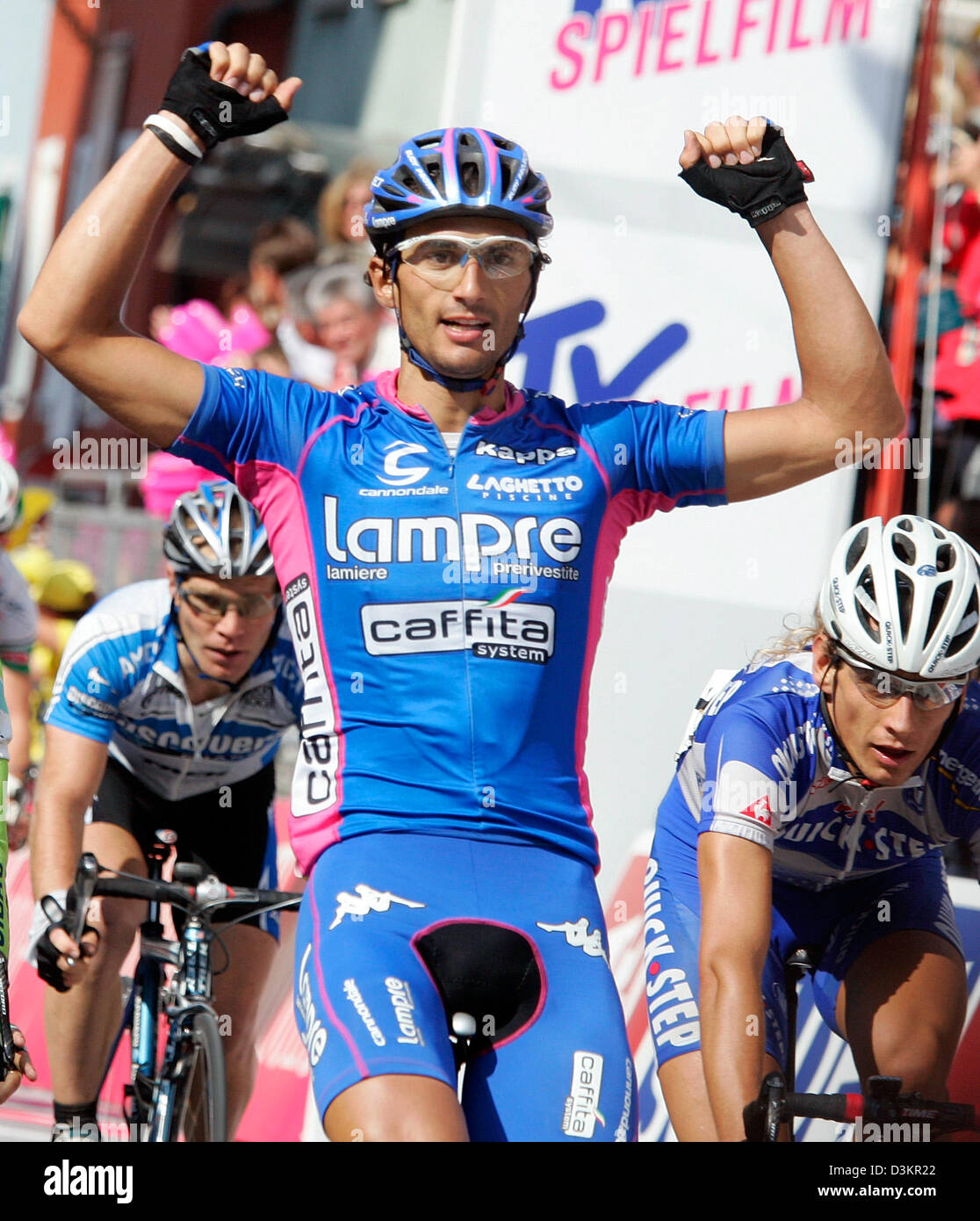 (dpa) - Italian cyclist Daniele Bennati of Team Lampre-Caffita cheers ...