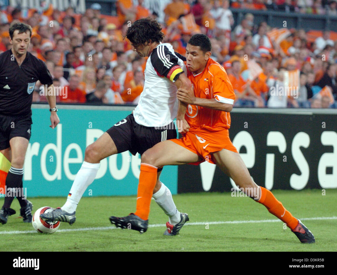 (dpa) - German player Michael Ballack (L) struggles for the ball with ...