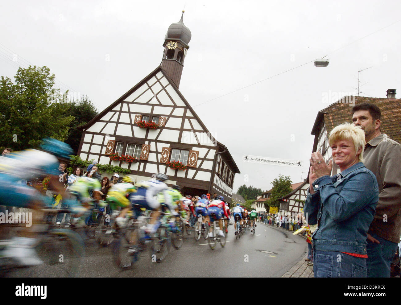 (dpa) - The picture shows the cycling pros during the 6th stage of the ...