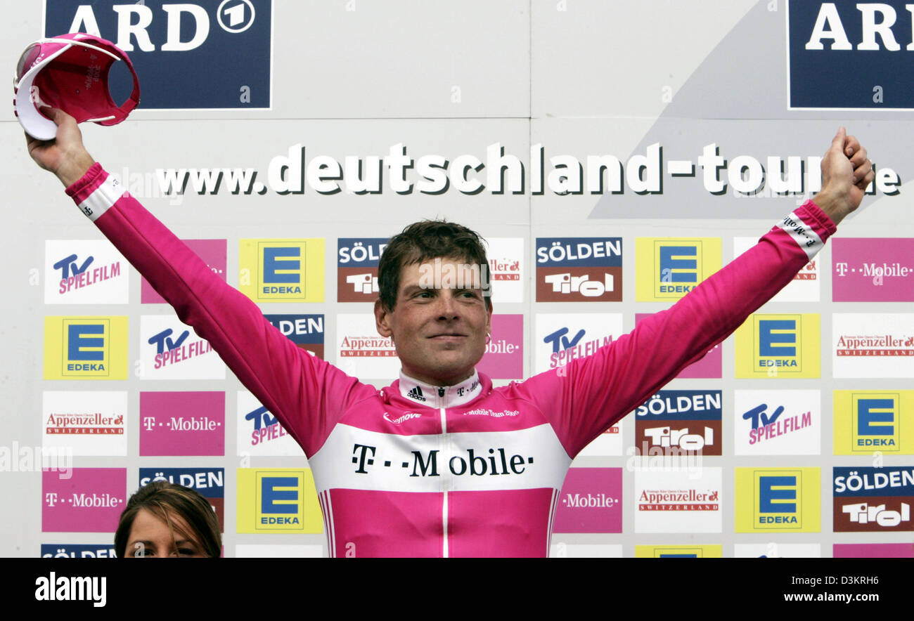 (dpa) - German cycling pro Jan Ulrich of team T-Mobile cheers after ...