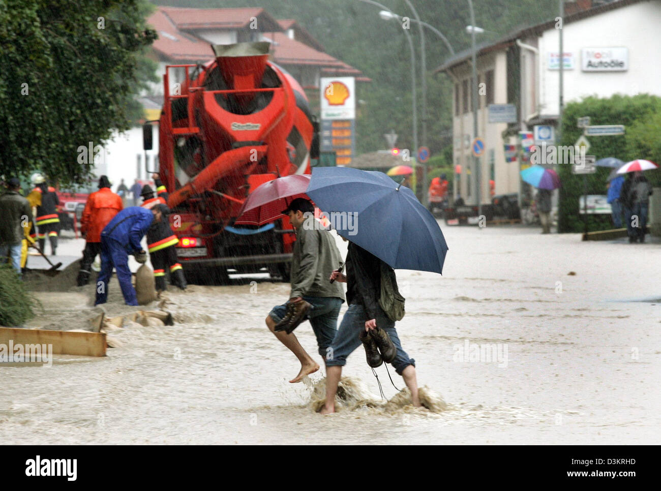 Disasters accidents dis flood people water lorry germany hi-res stock ...