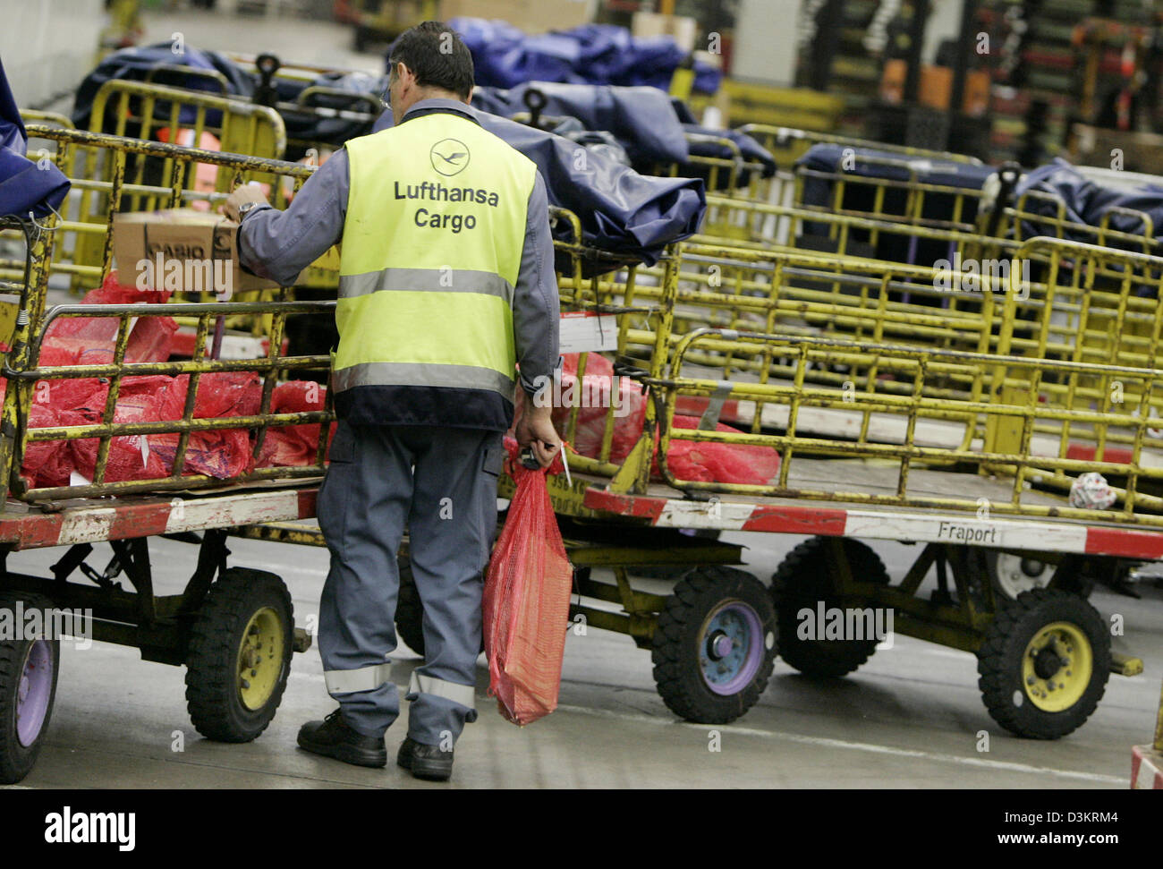 A member of staff of the cargo airline 'Lufthansa Cargo' loads a creel ...