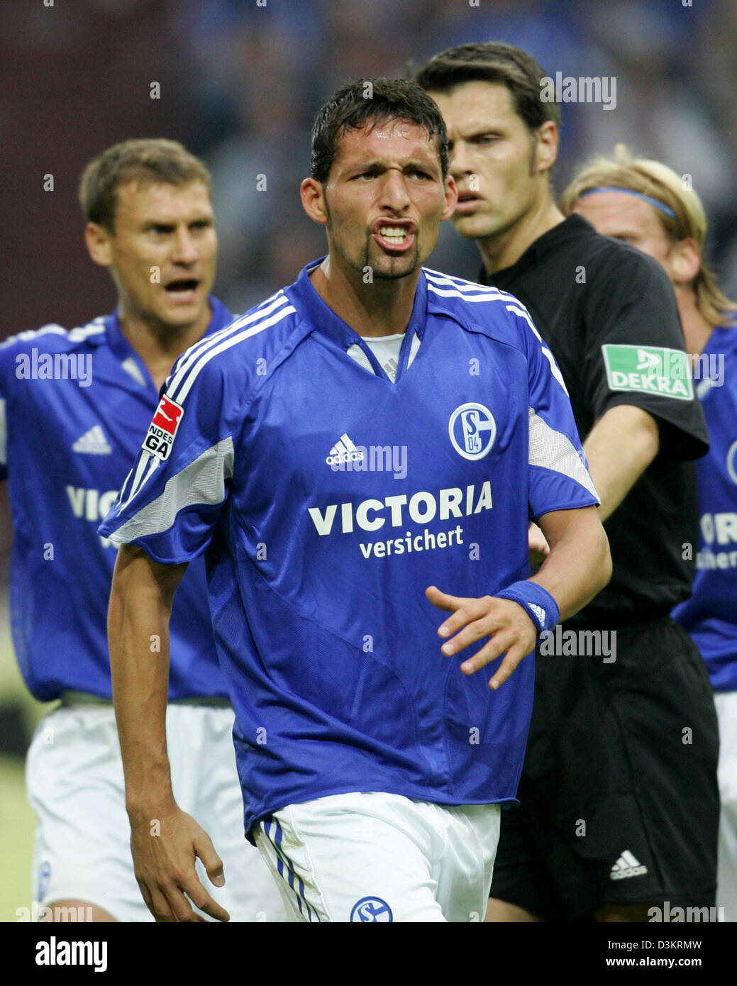 (dpa) - Kevin Kuranyi (C) and Ebbe Sand (L) of Schalke complain at ...