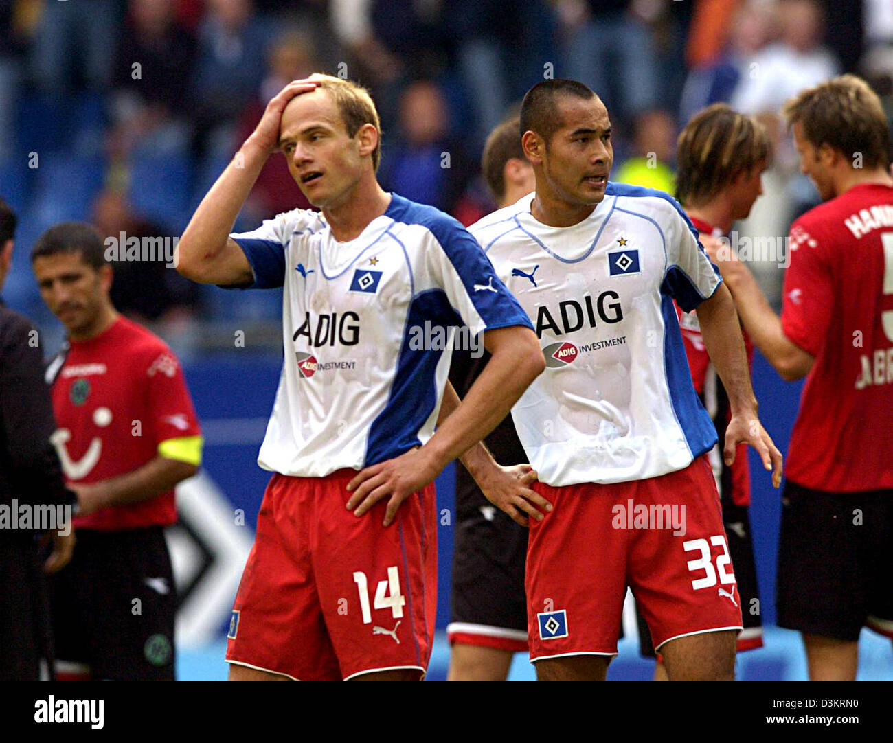 (dpa) - David Jarolim (L) and Naohiro Takahara, both of Hamburg, stand ...