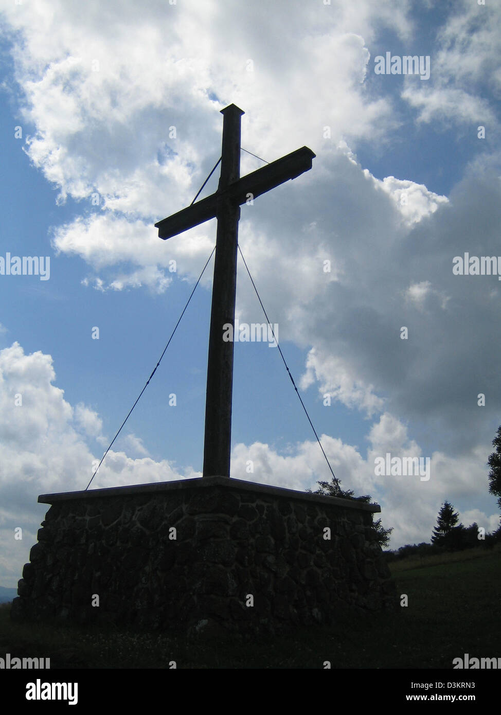 (dpa) - The picture shows a summit cross on the top of Roessberg ...