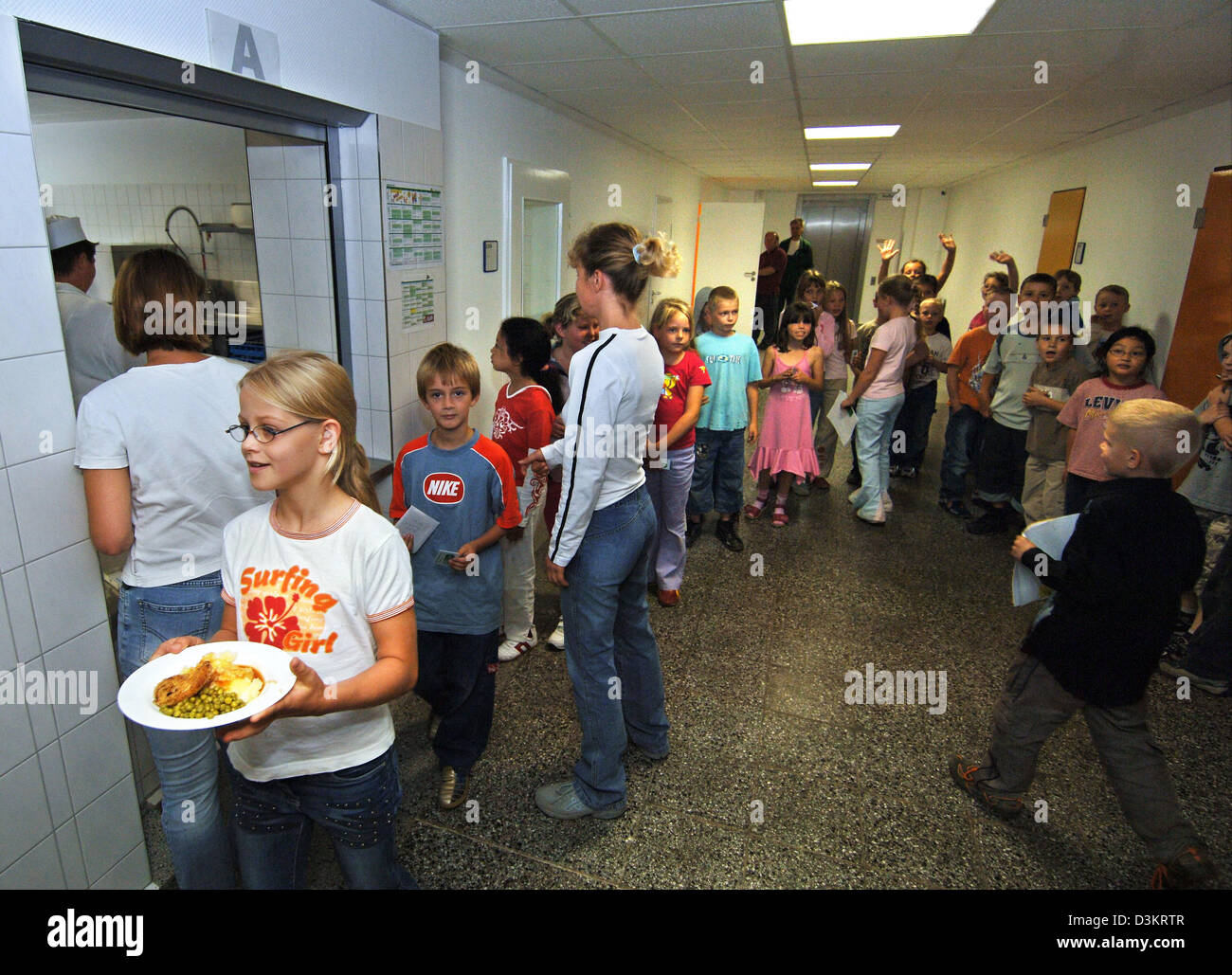 Primary school lunch queue hi-res stock photography and images - Alamy