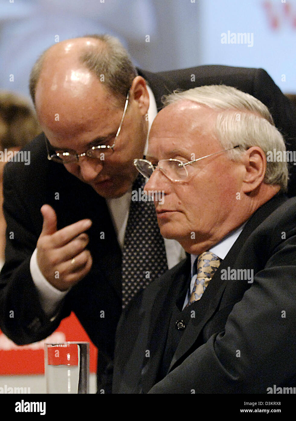 (dpa) - Front runner of the German Left-wing Party Gregor Gysi (L ...