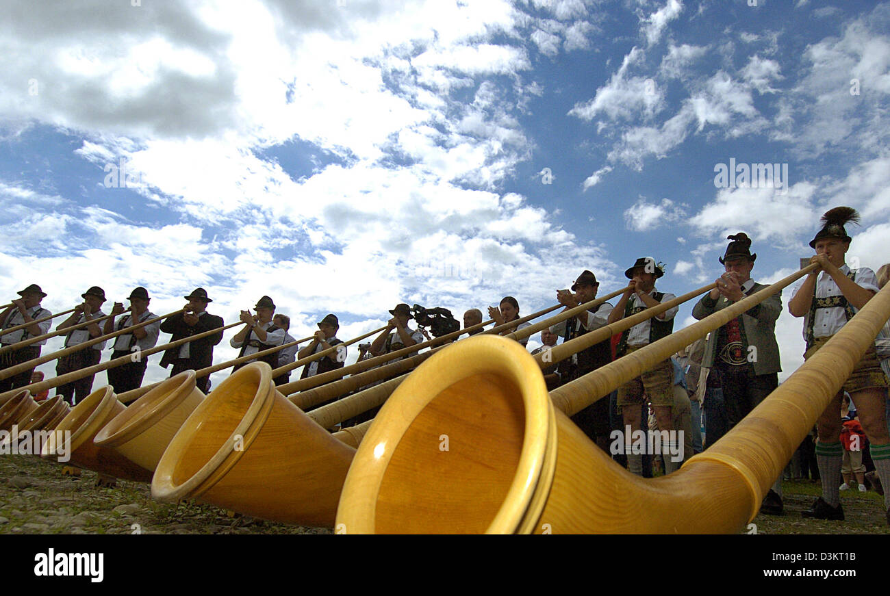 (dpa) - Under white-blue sky the alphorn players play in Burgberg ...
