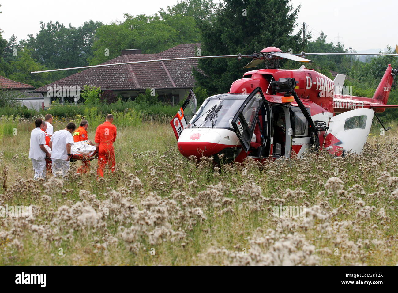 (dpa) - The crew of rescue helicopter 'Christoph 27' from the German ...
