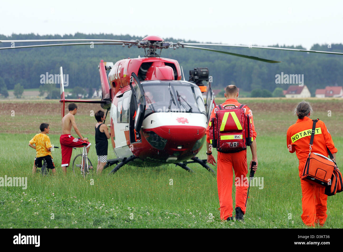 (dpa) - Crew members of rescue helicopter 'Christoph 27' emergency ...