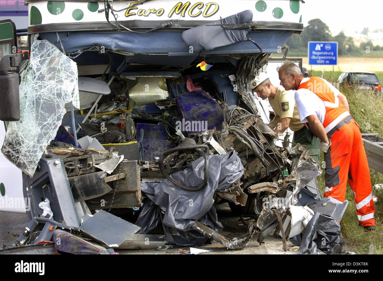 (dpa) - A police officer and a towing company employee take a look into ...
