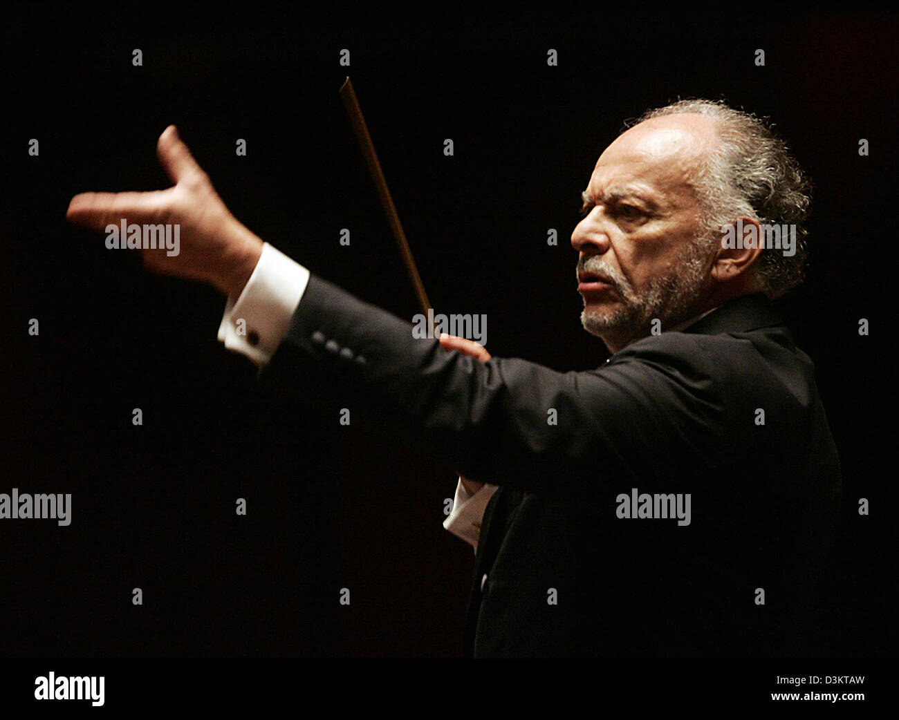 (dpa) - Lorin Maazel conducts the New York Philharmonic Orchestra in ...